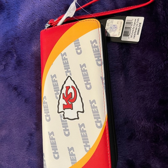 Bags | One Brand New Nfl Kansas City Chiefs Curved Zip Organizer Wallet ...